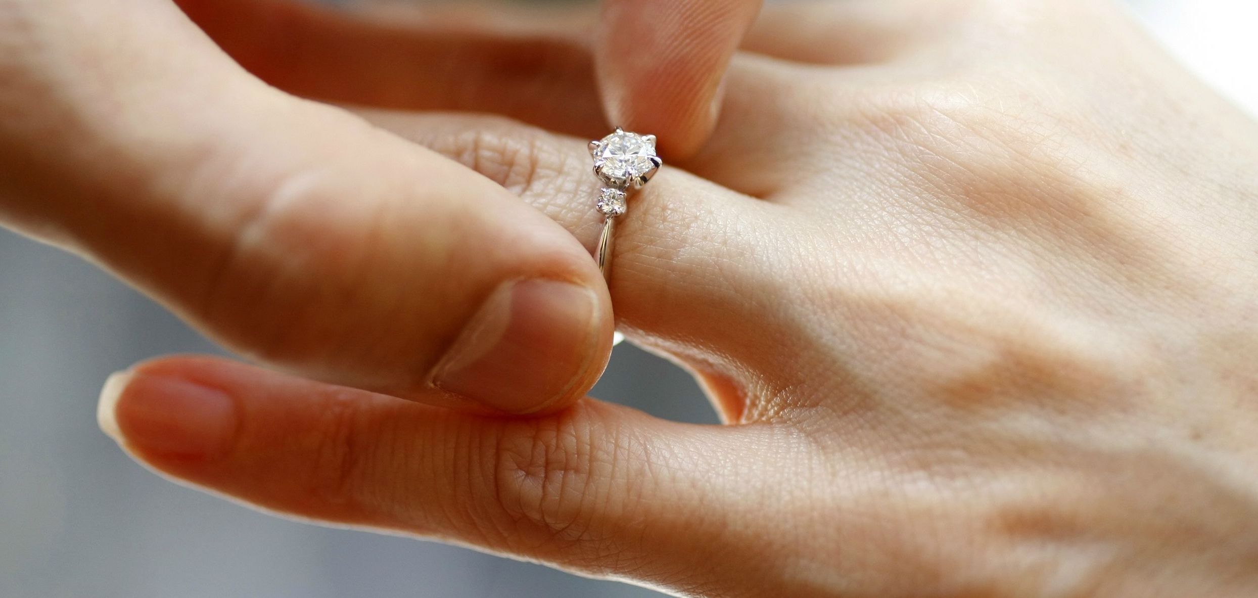 Choosing the perfect engagement ring | Shopping in Romania