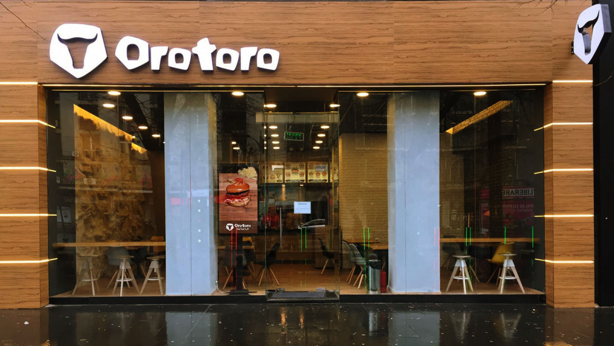 Orotoro awaits you in the restaurant from Romană with Cozoburgers ...